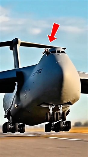 Crew Member Waves From a C-5 During Takeoff! 😂✈️