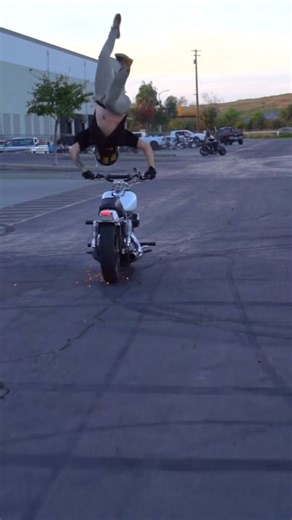 CSE @dirtydom_fxbb I wrecked the whip 😭🤦🏽 technically a broken chain rivet link wrecked the whip tho 😭 🎥 @diggity_films #crash #harley #dyna #mousetrap #fail #verticalcycles #calwestwelding #digdeep | Clubstyle_Europe