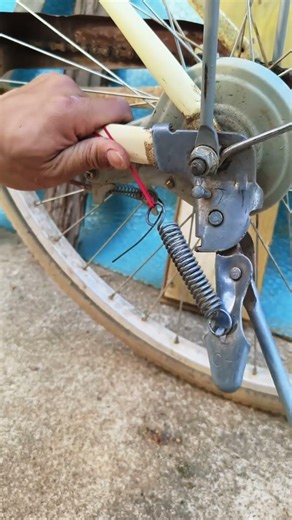 Install the spring on the bicycle stand #shorts