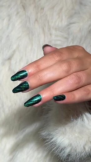 Phase Shift glows green to purple with a diagonal cat-eye shimmer that’s out of this world 🔗 @prettyandpolishedwithmelissa.com #polish #drypolish #diy #nails #fyp #iykyk #colorstreet #polished #nailart #salonquality #fast #affordable | Melissa Michelle Sousa