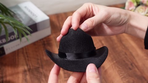 Geyoga Pet Bride Cowboy Hat with Veil Dog Cat Cowboy Costume Hat Mini Bridal Hat for Pet Dog Cat Wedding Cosplay Bachelorette Party Decoration(S)