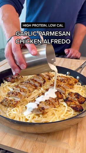 Garlic Parmesan Chicken Alfredo Stealth Health 500 Calorie Meal Prep Series, Episode 22 A featured recipe in my upcoming Stealth Health Meal Prep cookbook 👀 - stay tuned for the launch! Per serving (makes 5): 505 calories 44g Protein 52g Carbs 15g Fat Ingredients: Garlic Parmesan Chicken marinade: 10g olive oil (2 tspns) 2 tblspn white wine vinegar 1 teaspoon garlic powder 1/2 teaspoon dried oregano 1/4 teaspoon onion powder 1/4 teaspoon crushed red pepper 1/4 teaspoon salt 1/4 teaspoon pepper 