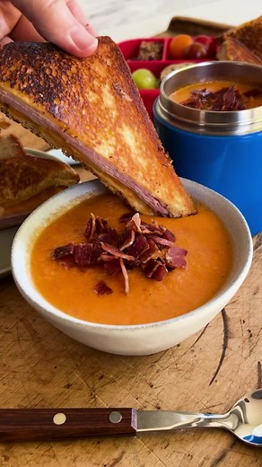 We love recipes that make it into our kids lunches AND on mom’s plate 😉Like a classic ham grilled cheese and tomato bacon soup. Get your lunch ready. Link in bio. Nous adorons les recettes qui se retrouvent à la fois dans les lunchs des enfants ET dans l'assiette de maman 😉 Comme ce duo classique: un Croque Monsieur et une soupe tomate-bacon. Préparez votre lunch. Lien dans la bio.