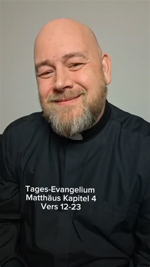 Wenn es dunkel wird, legt Gott erst richtig los! Wo Jesus beginnt, endet Dunkelheit, auch wenn nicht alles sofort hell ist. ✨🔥 💡 3 alltagsnahe Praxisimpulse für dich: Ich lade dich ein, ehrlich hinzuschauen: Wo fühlt sich mein Leben gerade dunkel oder festgefahren an? Ich lade dich ein, den Ruf Jesu nicht aufzuschieben. Aufbruch beginnt oft mitten im Alltag. Ich lade dich ein, ein „Netz“ loszulassen, das Sicherheit gibt, aber Freiheit kostet. Für mehr Inspiration folge gerne meinem WhatsApp-Ka