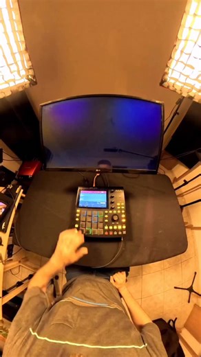 VS 2 triggers visuals straight from the MPC, turning beats into a real-time audiovisual performance. Finger drumming and visuals working together in a simple and intuitive way. Tutorial? Comment: I want it 👊🏼 | Imaginando