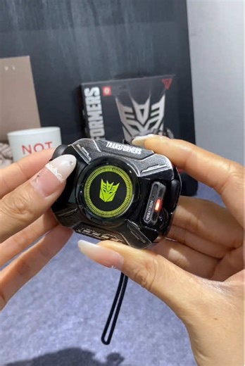 🚀 Wear it to summon your Cybertron crew! Bumblebee & Decepticon clip-on Bluetooth earphones, lightweight & unique, never fall off! 💥 Perfect for sweaty workouts or daily commute, stays securely in place! Cool design, stand out from the crowd! 🔥 Limited stock! Unlock your own Energon cube now! #CommuteEssentials #WorkoutGear #WirelessEarphones #MalaysiaShopping #uniqueaccessories