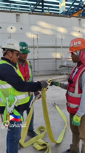7.6K views · 267 reactions | Isang Maliit na sira sa webbing sling pwedeng maging sanhi ng aksidente. Kaya siguraduhin palagi na ito ay double ply, may 7:1 na safety factor, at nasa maayos na kondisyon bao gamitin. ✅ #construction #lifting #tips #safetyfirst | Richard Villanueva | Facebook