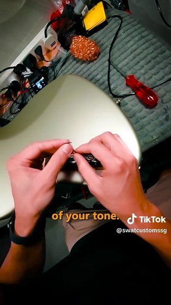 Battery Clip Repair for Electric Guitars and Basses