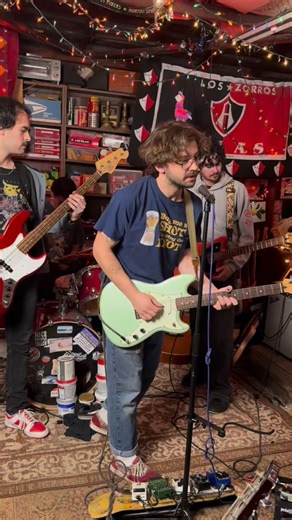 When your head feels like it has broken into a million pieces and everything is falling apart around you ❤️🖤 | Interesting Hobbies Club