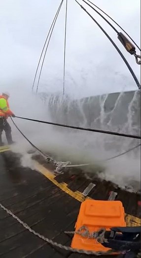 High-Stakes Bridge Build – Workers vs Raging River