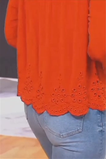 QVC model Michelle models jeans 01