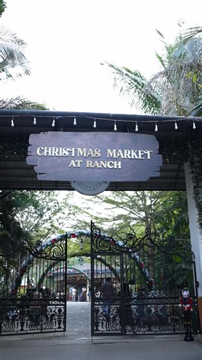 Kumari Suprava ~ Lifestyle Mom Influencer on Instagram: "Bangalore, your Christmas plans just got sorted 🎄✨ Last weekend at the Raanch Christmas Market was pure festive magic — fairy-lit lanes, handcrafted Christmas décor, artisanal gifts, cosy winter finds, gourmet treats, and endless shopping joy ❤️ It honestly feels like Bangalore’s own Christmas marketplace — every lane buzzing with music, brunches, workshops, kids’ activities, pet-friendly zones, and something new every single day. 🎶 And