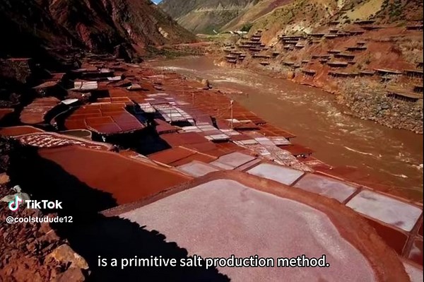 The traditional salt-drying technique (well salt-drying technique) in Mangkang County, Tibet, is a primitive salt production method. Salt farmers carry brine from the brine wells on the Lancang River in wooden buckets, pour it into their own brine pools to air dry and concentrate, and then pour it into the salt fields to air dry and crystallize into salt. In 2008, the salt-drying technique (well salt-drying technique) was selected into the second batch of national intangible cultural heritage li