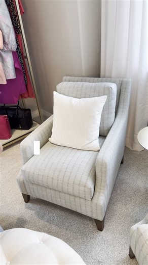 Stop chasing balance. It’s a scam. Every time someone asks how I “balance” being a doctor, author, speaker, and mom, I give the same answer: I don’t. I tried. I burned out. What I want isn’t balance, it’s control. Here are the 3 boundaries that saved me ⬇️ 1️⃣ Say no. And then say it again. Every fake “yes” is stealing from what matters. 2️⃣ Put your damn phone in another room. You’re not that important to your inbox. 3️⃣ Protect your energy like your life depends on it, because it does. These a