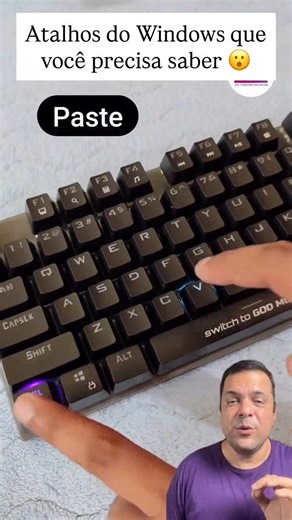 Esse vídeo mostra atalhos básicos do teclado que todo mundo usa, mas pouca gente domina de verdade 👀 Undo, Save, Select All, Redo, Cut, Copy e Paste, tudo explicado de forma visual e direta, usando um teclado mecânico para deixar claro onde apertar e o que cada comando faz no dia a dia 🖥️ São combinações simples que economizam tempo ⏱️, evitam erros ❌ e deixam qualquer tarefa no computador mais rápida, seja no trabalho 💼, nos estudos 📚 ou em casa 🏠 Depois que você pega o hábito, fica até es