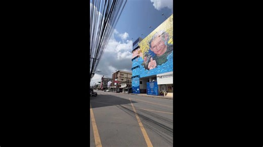 Huge mural on building commemorates Thai monarchs
