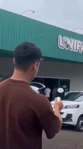 O velório de Isabel Veloso aconteceu neste domingo, em Dois Vizinhos, no Paraná, e foi marcado por muita comoção. Lucas Borbas, visivelmente emocionado, se despediu da jovem em um momento reservado a familiares e amigos próximos. A equipe do jornalista Luiz Bacci esteve no local e acompanhou com exclusividade a despedida íntima, registrada pelo repórter Pedro Oliveira. Após o velório, o corpo de Isabel foi cremado na cidade de Francisco Beltrão. #Famosos #Notícias #Televisão #Brasil | TrueNow