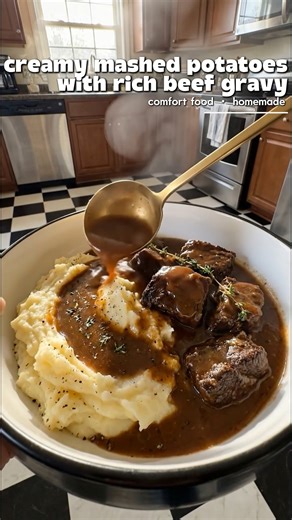 🥔 creamy mashed potatoes with rich beef gravy comfort food • homemade • comfort on a plate this is pure comfort on a plate 🤍 ultra-creamy mashed potatoes, whipped until smooth and buttery, then smothered in rich beef gravy that’s deep, savory, and glossy. simple ingredients, big flavor, and the kind of old-fashioned comfort food that never disappoints — honestly better than takeout. ⏱️ recipe details prep time: 15 minutes cook time: 30 minutes servings: 4 🥔 ingredients creamy mashed potatoes 