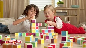 Dê asas à imaginação nas brincadeiras com os mais pequenos! Os cubos magnéticos Magicube facilitam a construção de figuras coloridas e divertidas. 😀 | Creative Toys Portugal