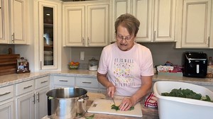 59K views · 1.8K reactions | {New 2024} Mama Sue makes GARDEN FRESH COLLARD GREENS ➡️ RECIPE: https://www.mamasuessouthernkitchen.com/post/garden-fresh-collard-greens | Mama Sue’s Southern Kitchen | Facebook