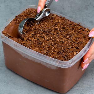 Mystery solved! Here's how you get the fastest and creamiest ice cream! Ingredients: whipping cream: 400 ml (14 fl oz) condensed milk: 300 g (11 oz) milk chocolate: 150 g (5.3 oz) cocoa: 150 g (5.3 oz) milk chocolate: 50 g (1.8 oz) | Appetizing.tv