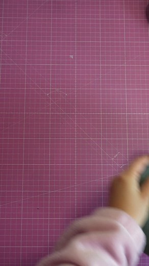 Tu veux une bonne nouvelle ? ⬇️ ➡️ Il est encore temps de commander ta trousse prénom pour mamie, tata, beau papa ... ✅️ tous les ans, c'est le cadeau que je couds le plus pour mettre au pied de vos sapins. Et il fait toujours un maxi effet avec le prenom dessus. La trousse est le petit cadeau pas cher et parfait car utile, tout en étant unique. Et comme toujours, c'est cousu main avec amour Rendez-vous sur la boutique en ligne Chtipops Créations pour découvrir ton prochain cadeau de Noël 🎄 Dis