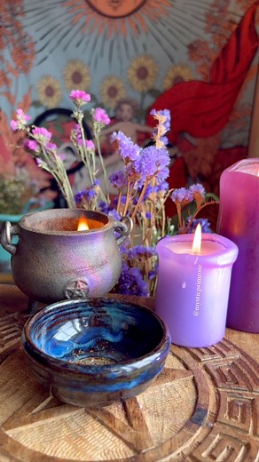 LILLY STATHAM | WITCHCRAFT & MANIFESTATION on Instagram: "Make a quick money spell with me to help encourage greater financial abilities into your life ✨💰 All you need: 🌙 Cloves & thyme 🌙 Bay leaf & wrote on how much you’ve sent to manifest 🌙 Cinnamon & ginger powder 🌙 Basil 🌙 Camomile Add all to your ingredients to your cauldron and burn with intention. 📍Save & like this post so you can find it easily! 𝘈𝘭𝘭 𝘴𝘢𝘷𝘦𝘴 𝘢𝘯𝘥 𝘴𝘩𝘢𝘳𝘦𝘴 𝘢𝘳𝘦 𝘮𝘶𝘤𝘩 𝘢𝘱𝘱𝘳𝘦𝘤𝘪𝘢𝘵𝘦𝘥 𝘢𝘯𝘥 𝘸