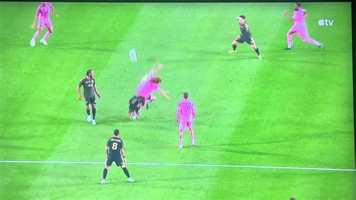 At the end of the first half, Inter Miami defender Falcon received a yellow card. #intermiami #tarjetaamarilla #mls #messi #falcon