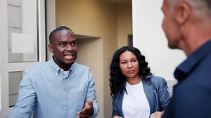 Разгневанные Соседи: Пара Спорит Во Время: стоковое видео (без лицензионных платежей), 3838887533 | Shutterstock