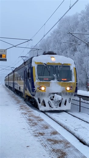 ER2 train making sparks in Imanta 🇱🇻