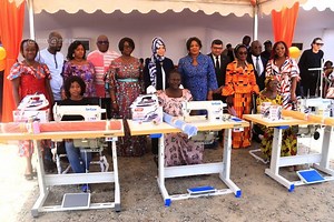 Côte d'Ivoire : une cinquantaine de femmes reçoivent des machines à coudre et des fer à repasser du  ministère de la femme de la famille et de l'enfant - Abidjan.net News