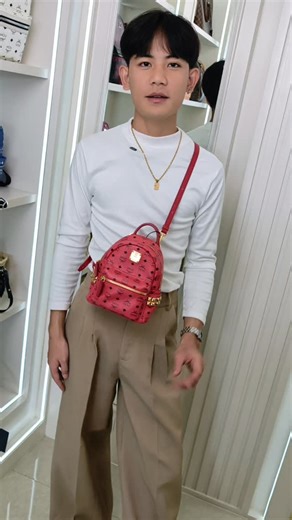 ✨ MCM Stark Mini Backpack – Visetos ✨ เป้ MCM รุ่น Stark Mini Backpack (Visetos) ใบเล็กแต่คาแรกเตอร์ชัดมาก 🔥 ✔ ลาย Visetos ไอคอนิกของ MCM ✔ สีแดงสด ใส่แล้วเด่น เท่ ไม่ซ้ำใคร ✔ สะพายได้ทั้งผู้หญิง–ผู้ชาย ✔ ขนาดมินิ แต่ใช้งานจริง ใส่ของจำเป็นครบ “สายแฟ สายเท่ ต้องมี เป้จิ๋วแต่พลังความปังเต็มร้อย” 😎 #KOISTORE #แม่ค้าก้อย #MCM #MCMBackpack #StarkMini MCMVisetos กระเป๋าแบรนด์เนม ของแท้100% | ณัฐศักดิ พึ่งธรรมจิตต์