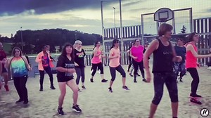 114K views · 1.9K reactions | [KUDURO] Une petite pensée à mes rayons de soleil de mes cours… je vous envoi pleins de good vibes  Sur un son que vous kiffez.  Collectif Métissé  Caliente Kuduro La vidéo en entière  https://youtu.be/ewA6EXDFr5k • • • • • Si tu aimes❤️…欄 • • Big Up ✌ __________________________ #zumba #Hakimfitdance | Hakim fitdance | Facebook