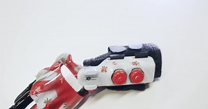 clip-1067713019-beautiful-prosthetic-arm-lying-on-table-prosthesis