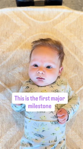 This early milestone shows healthy development between right and left brain as the communication between the two sides, and their respective communication with the body, is demonstrated 🧠 Simply put; the left side of the brain controls the right side of the body and vice versa - when both are developing well there is balance and symmetri - another reason why a favourite side should be addressed as quickly as possible 😊 Do you know what milestone we’re talking about? Let us know 👇🏼👇🏼👇🏼