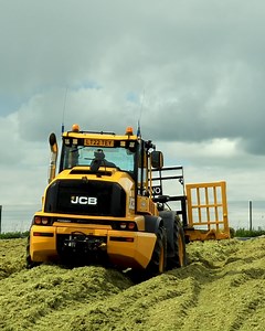 81K views · 2.2K reactions | Built to impress. The #JCB TM320S telescopic loader on the silage clamp. Discover more: fal.cn/3Aa4l. | JCB Agriculture | Facebook