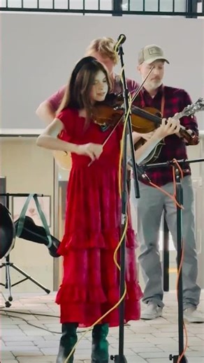 Bluegrass Teen 😍 Fiddles a Favorite!