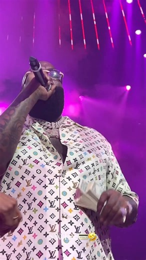 #RickRoss educates the crowd in the club about the #Swipe method | 2Cool2Bl0g