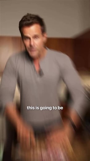 Food prepped high protein salad that won't go soggy in the fridge 👊🏼 Start by putting your dressing on the bottom of the container — olive oil, a splash of vinegar, lemon juice. Then add the things you want marinating in that dressing: cherry tomatoes, olives, onions, garlic, herbs, maybe a little cheese. Next comes the chicken or whatever protein you're using. I got a rotisserie chicken and totally stripped it and chopped it up And on top, the ingredients you want to keep crisp... like cucumb