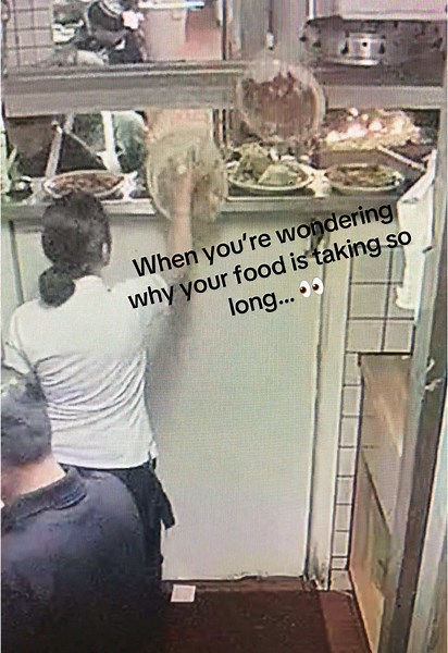 When you’re starving, but the universe has other plans… 🍽️😅 #ServerStruggles #FoodFails#serverlife#restaurantproblems #BehindTheScenes#KitchenMishaps#fyp#toktokfoodie #epicfail