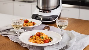 Ein Abendessen für die ganze Familie in nur 20 Minuten – und du musst es noch nicht mal selber zubereiten, denn der Cookit übernimmt das bei diesem Rezept heute für dich! 🍝 Hier findest du das Rezept zum Nachlesen ---> bit.ly/KS-cookit-spaghetti-puttanesca | Kitchen Stories