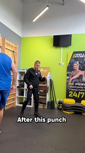 Pivoting in boxing is an essential skill worth mastering. Proper execution of this movement allows a boxer to change position relative to their opponent, creating an element of surprise during a fight. Zejście z linii ciosu w boksie to istotna umiejętność, którą warto opanować. Właściwe wykonanie tego ruchu umożliwia zmianę pozycji względem przeciwnika, co może zaskoczyć go podczas walki. #instagram #boxing #coach #footwork #boks #trener | Alan Przepiórzyński