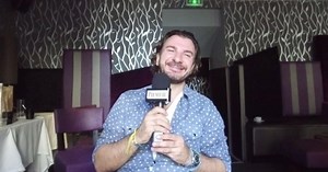 Les Bracelets Rouges : Michaël Youn nous présente la série qui a ému le Festival de La Rochelle