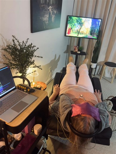 Today one of my clients finished her 10th Neurofeedback session, and the change in her energy was undeniable. She’s calmer, clearer, and handling things that used to feel overwhelming with ease. What once triggered stress or procrastination now feels manageable, even peaceful. That’s the beauty of this work, when your brain and nervous system find balance, life begins to flow again. You think clearer, react slower, and feel more like yourself. Every session builds capacity and calm from the insi