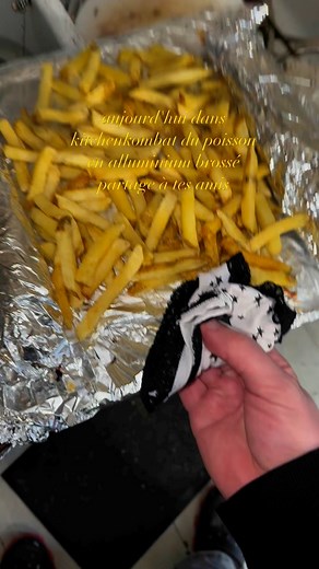 13K views · 36 reactions | Aujourd’hui, on mange du #poisson "en alluminium brossé" c’est le nom de ma recette parce que je le mets dans du papier aluminium pour qu’il puisse garder tout son jus de harengs et ses meilleurs je l’accompagne avec des #frittes | KitchenKombat | Facebook