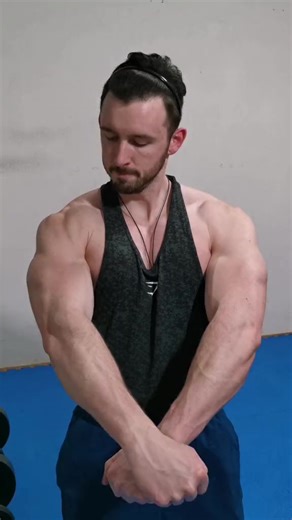 2.7K views · 94 reactions | Triceps Home Workout #triceps #tricepsworkout #homeworkout #athomeworkout #shredded #workout #Fitness #motivation #fitbody #training #dumbbellworkout #pushups #reels #reel #bodybuilder #fitness #homeworkout #gym #fatloss #fit #muscle #workout | Homeworkout beast | Facebook