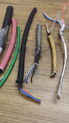 Industrial field me cable selection sirf core size ya mm² tak limited nahi hota. Is video me maine instrumentation aur power cables ke hidden technical specs explain kiye hain — jaise capacitance, shielding, drain wire use, RTD cable accuracy factors, thermocouple extension cable mistakes, inner & outer sheath thickness, ripcord thread function, aur wire armoured vs strip armoured cable ka practical use. Agar aap instrumentation engineer, automation engineer, electrical engineer ya industrial ma
