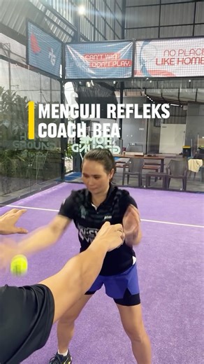 Beatrice Gumulya on Instagram: "Latihan lempar–tangkap hari ini kelihatannya sederhana, tapi justru di situ kerasa banget apakah fokusku bener-bener stabil atau nggak. Gerakan kecil, tapi butuh konsentrasi penuh biar nggak miss. Ternyata fokusku lagi bagus banget, dan ya… rahasianya simpel: konsumsi YOU.C1000 yang bikin aku tetap fokus dan respon lebih cepat. Kadang hal kecil kayak gini yang bikin latihan terasa lebih efektif. Don’t forget to stay hydrated with YOU.C1000🍊🍋💪🏻 #YOUC1000Isotoni