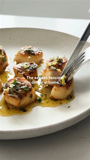 The easiest, fanciest pan-seared scallops dinner made in 20 minutes! 😉 ➜ (Recipe in comments) | Downshiftology