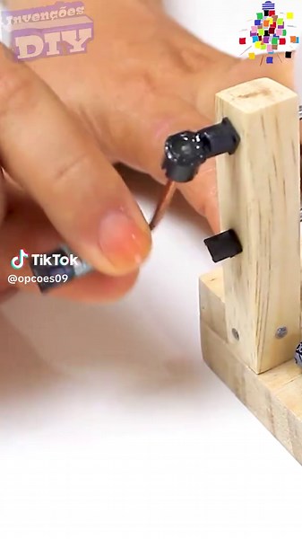 carregador de entada USB caseiro manual. #tecnologia #inteligencia #ideias #criatividade #gerador #capcup #motor #USB #bateria